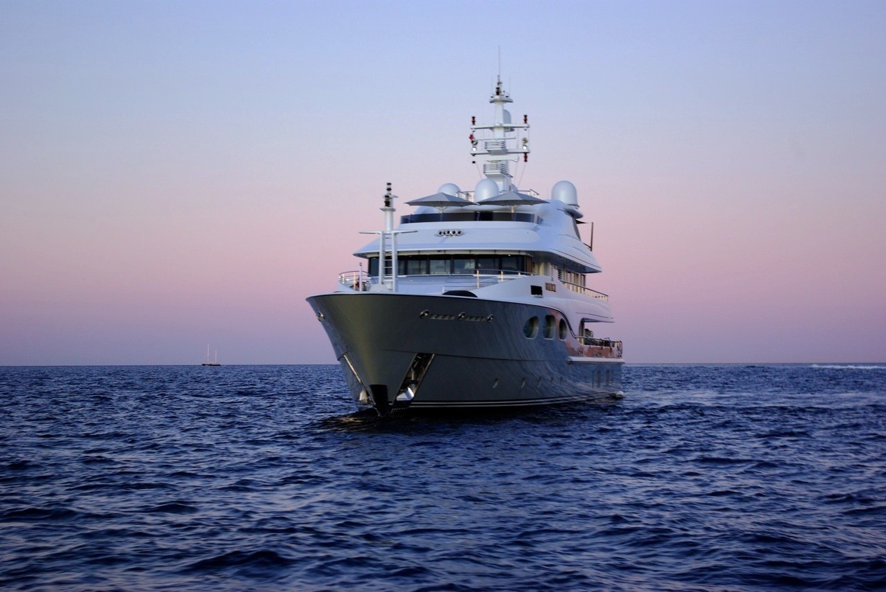 Yacht FORTUNATE SUN, Oceanfast (Austal) | CHARTERWORLD Luxury ...